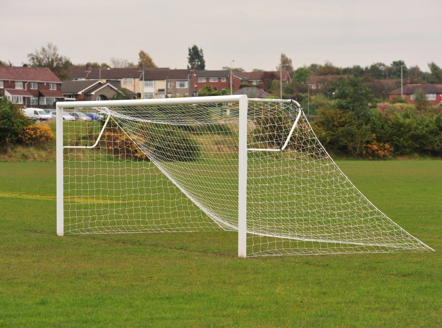 Junior round aluminium socketed goal 6.4m x 2.13m (21' x 7') - Sportsmark